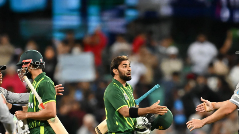 Live on TV, watch TV hosts perform a spectacular dance to celebrate ...